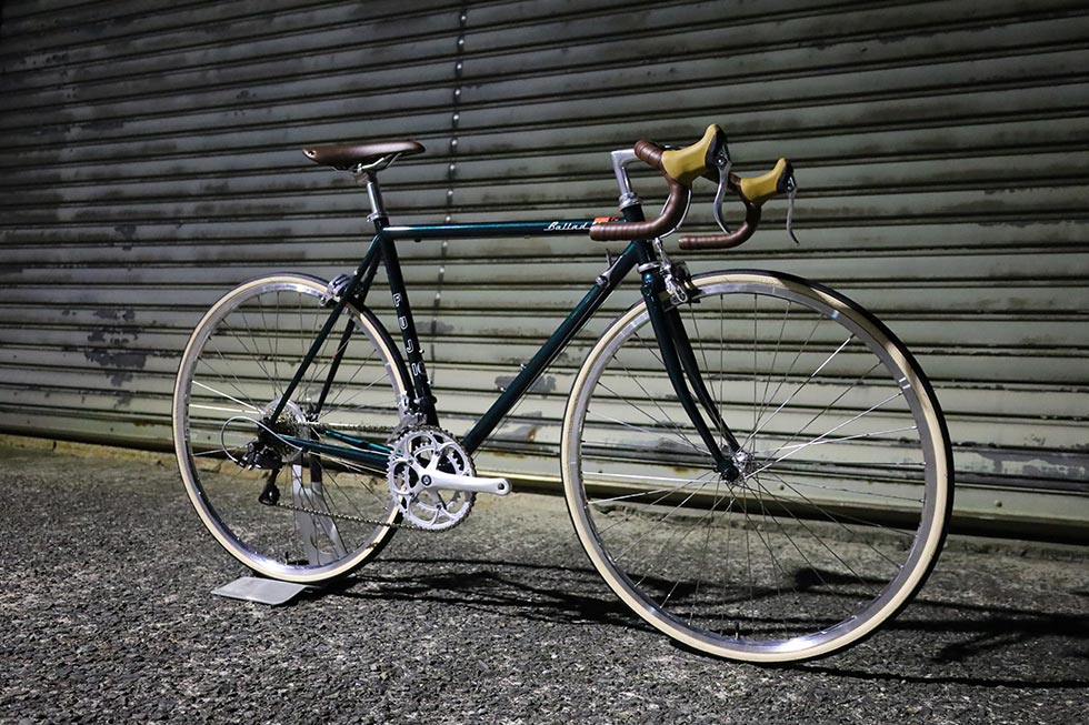 街に映えるアーバンクロモリロード FUJI BALLAD R | TWOPEDAL (ツーペダル)