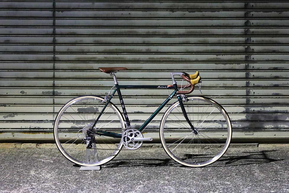 街に映えるアーバンクロモリロード FUJI BALLAD R | TWOPEDAL (ツーペダル)